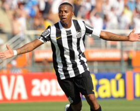 André Balada assina contrato e vai formar dupla de ataque com ROMÁRIO